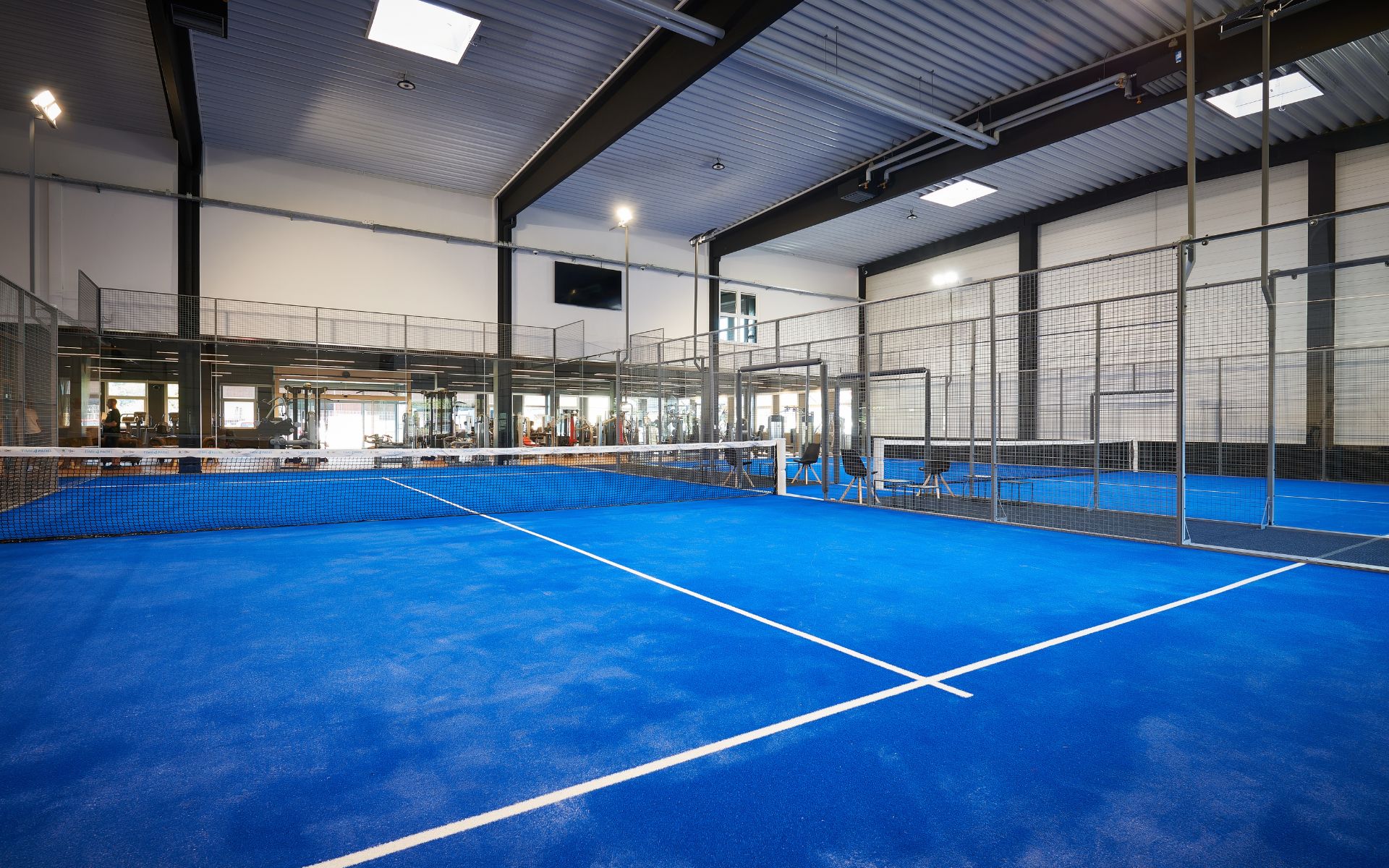 Easy Padel Indoor Courts mit Glaswänden